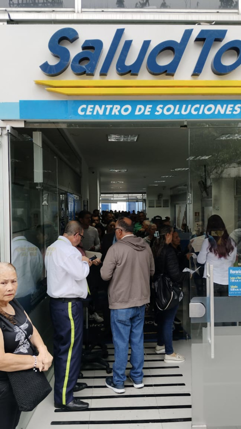 Usuarios de Salud Total: aglomerados y con promesas
